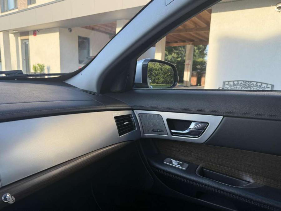 Grey Jaguar XF 2013 in Siauliai, with an engine capacity of 3.00 L and mileage of 178 thousand km for 7500 €, photo 12 on AUTOMOTO.COM.LV