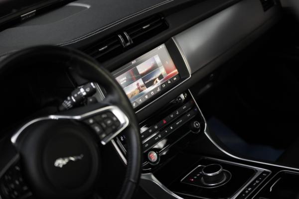 Grey Jaguar XF 2016 in Riga, with an engine capacity of 2.00 L and mileage of 142 thousand km for 16500 €, photo 9 on AUTOMOTO.COM.LV