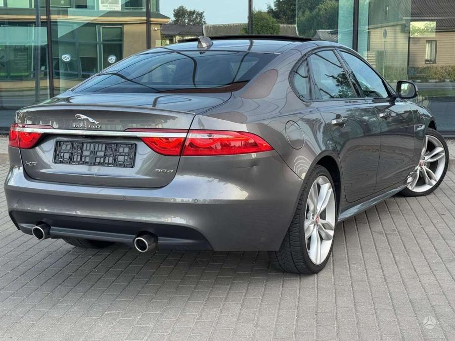 Grey Jaguar XF 2017 in Utena, with an engine capacity of 2.99 L and mileage of 260 thousand km for 9990 €, photo 8 on AUTOMOTO.COM.LV