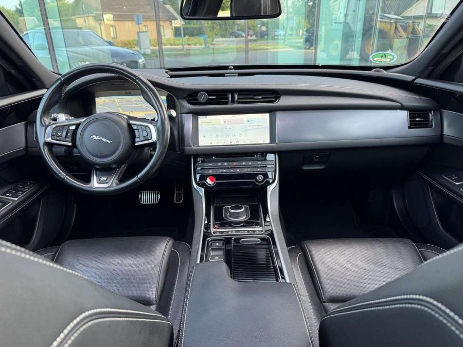 Grey Jaguar XF 2017 in Utena, with an engine capacity of 2.99 L and mileage of 260 thousand km for 9990 €, photo 16 on AUTOMOTO.COM.LV