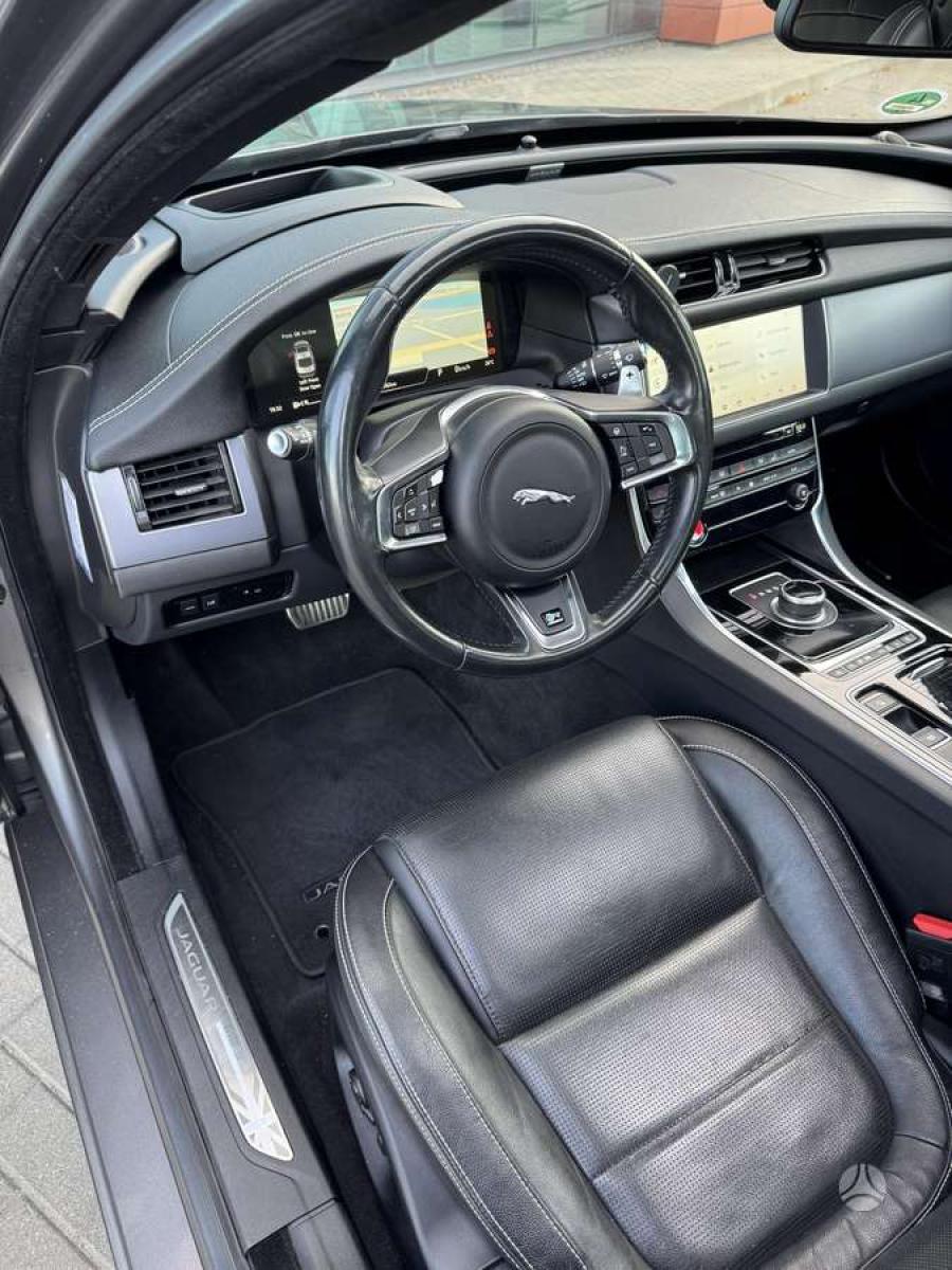 Grey Jaguar XF 2017 in Utena, with an engine capacity of 2.99 L and mileage of 260 thousand km for 9990 €, photo 19 on AUTOMOTO.COM.LV