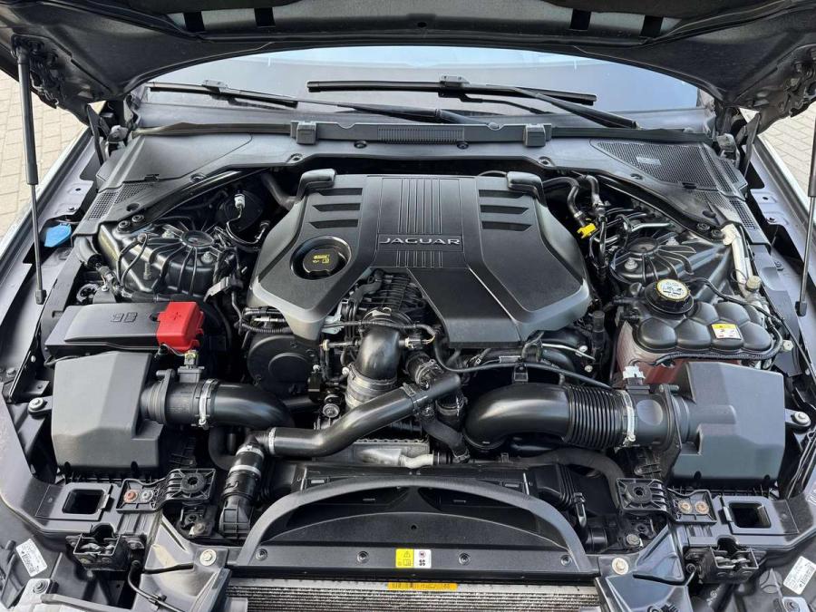 Grey Jaguar XF 2017 in Utena, with an engine capacity of 2.99 L and mileage of 260 thousand km for 9990 €, photo 27 on AUTOMOTO.COM.LV