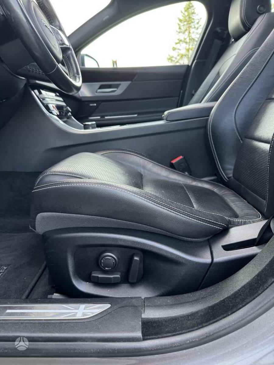 Grey Jaguar XF 2017 in Utena, with an engine capacity of 2.99 L and mileage of 260 thousand km for 9990 €, photo 29 on AUTOMOTO.COM.LV