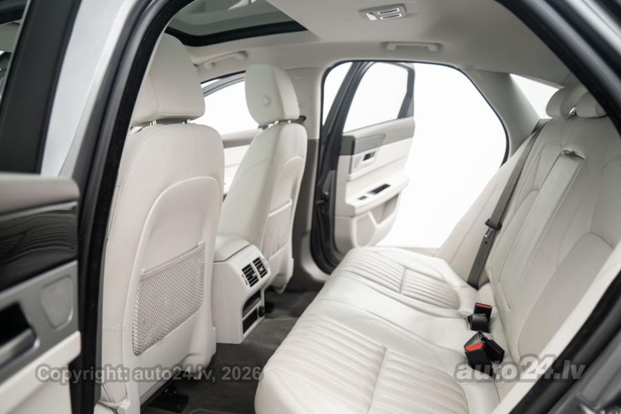 Grey Jaguar XF 2017 in Tallinn, with an engine capacity of 2.00 L and mileage of 196 thousand km for 12999 €, photo 10 on AUTOMOTO.COM.LV