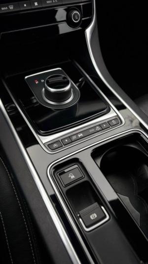 Grey Jaguar XF 2018 in Riga, with an engine capacity of 2.00 L and mileage of 146 thousand km for 16990 €, photo 19 on AUTOMOTO.COM.LV