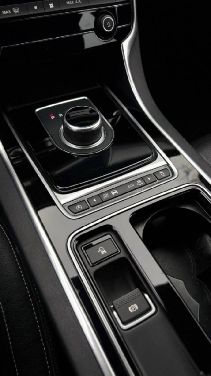 Grey Jaguar XF 2018 in Riga, with an engine capacity of 2.00 L and mileage of 146 thousand km for 16990 €, photo 19 on AUTOMOTO.COM.LV