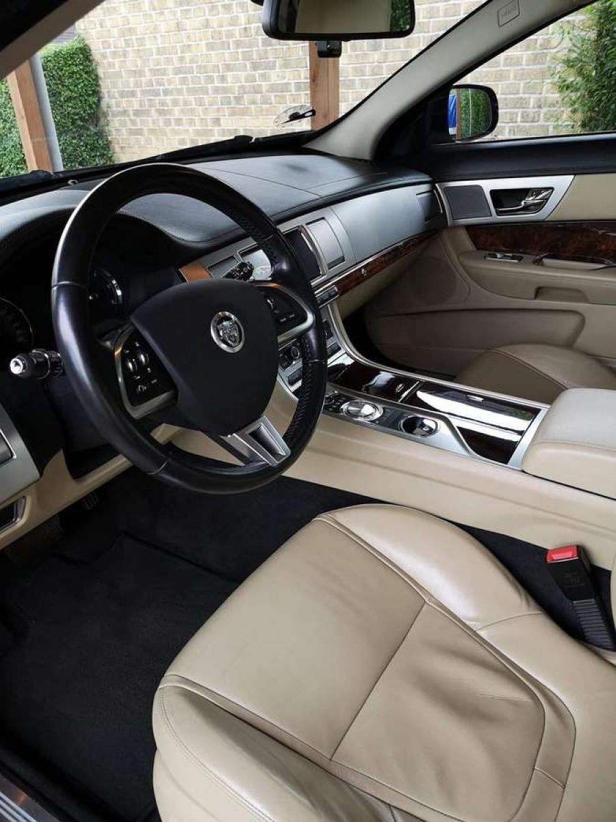 Sarkans Jaguar XF 2012 Viļņa, ar dzinēja tilpumu 2.18 L un nobraukumu 262 tūkst. km par 6500 €, foto 6 vietnē AUTOMOTO.COM.LV