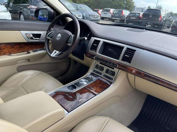 Red Jaguar XF 2013 in Kaunas, with an engine capacity of 2.99 L and mileage of 240 thousand km for 7700 €, photo 11 on AUTOMOTO.COM.LV