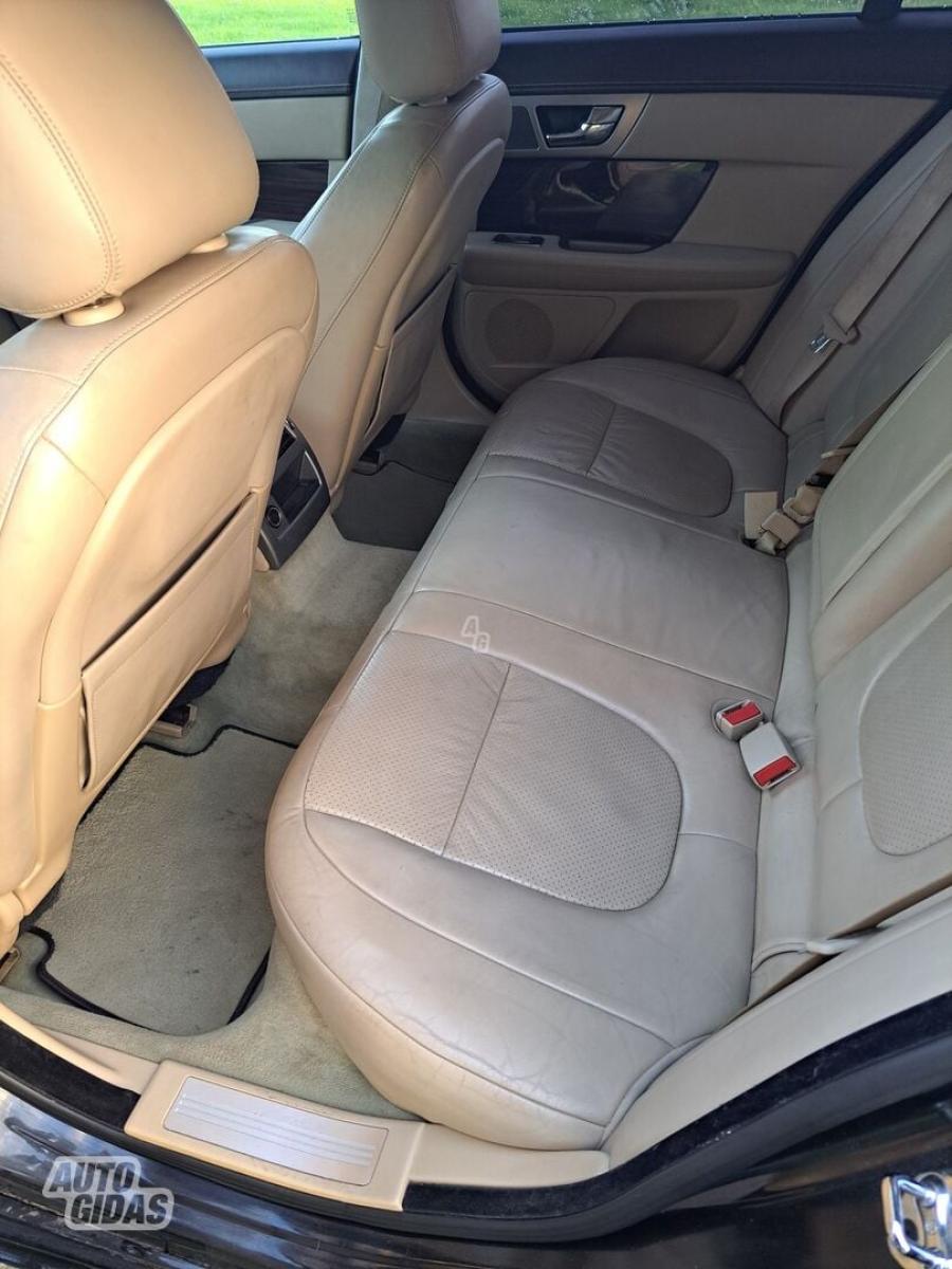 Jaguar XF 2010 in Pasvalys, with an engine capacity of 3.00 L and mileage of 360 thousand km for 3300 €, photo 12 on AUTOMOTO.COM.LV
