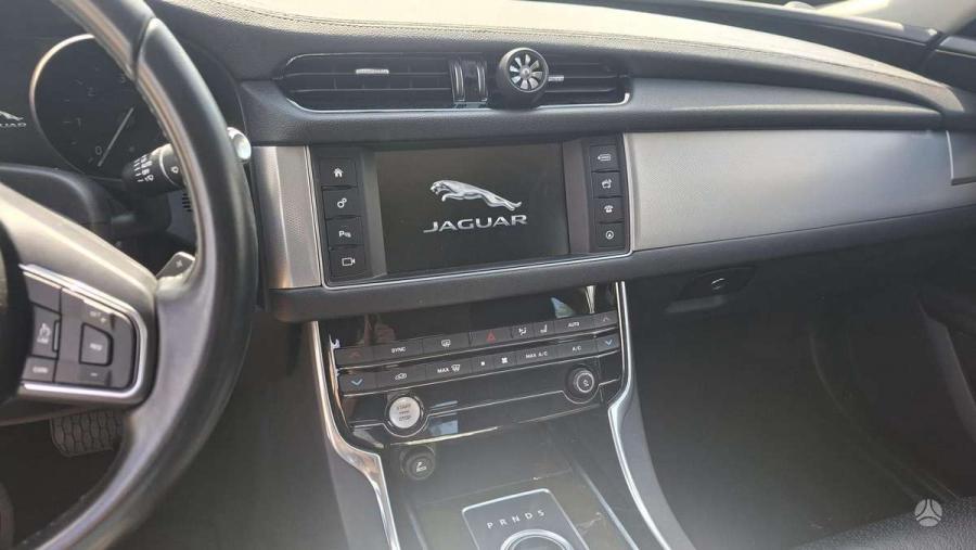 Violet Jaguar XF 2016 in Taurage, with an engine capacity of 2.00 L and mileage of 140 thousand km for 4500 €, photo 8 on AUTOMOTO.COM.LV