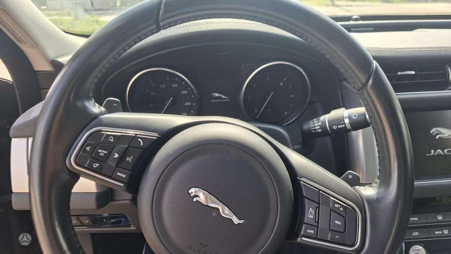Violet Jaguar XF 2016 in Taurage, with an engine capacity of 2.00 L and mileage of 140 thousand km for 4500 €, photo 10 on AUTOMOTO.COM.LV