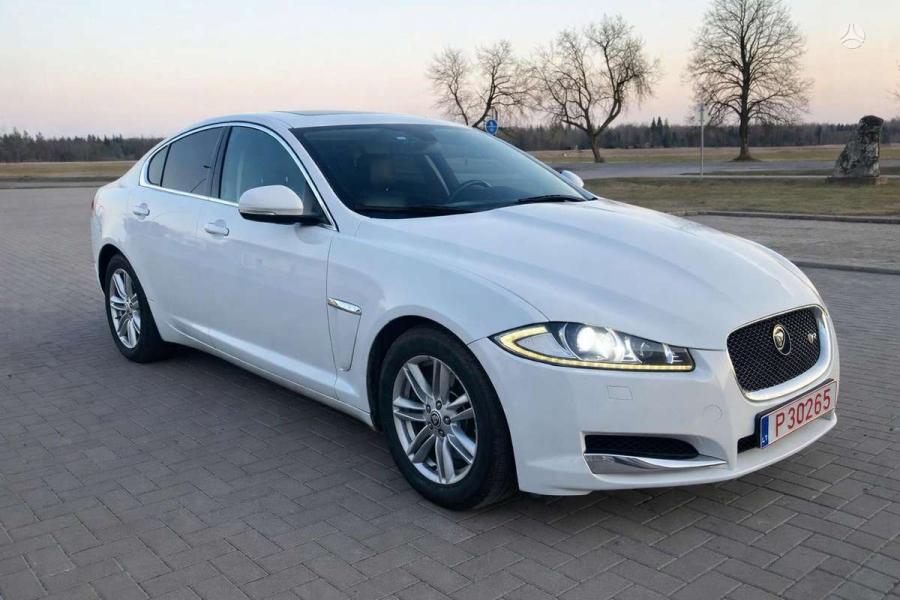 White Jaguar XF 2012 in Vilnius, with an engine capacity of 2.18 L and mileage of 270 thousand km for 8250 €, photo 1 on AUTOMOTO.COM.LV