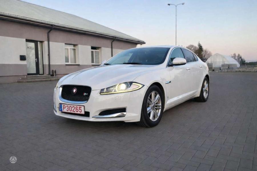 White Jaguar XF 2012 in Vilnius, with an engine capacity of 2.18 L and mileage of 270 thousand km for 8250 €, photo 4 on AUTOMOTO.COM.LV