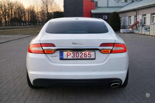 White Jaguar XF 2012 in Vilnius, with an engine capacity of 2.18 L and mileage of 270 thousand km for 8250 €, photo 6 on AUTOMOTO.COM.LV