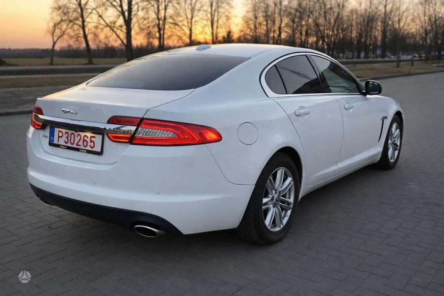 White Jaguar XF 2012 in Vilnius, with an engine capacity of 2.18 L and mileage of 270 thousand km for 8250 €, photo 8 on AUTOMOTO.COM.LV