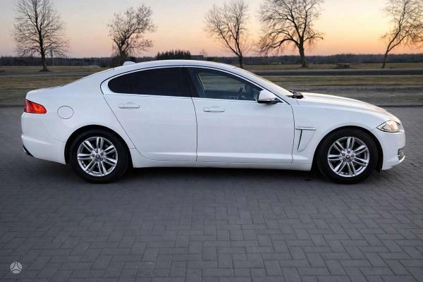 White Jaguar XF 2012 in Vilnius, with an engine capacity of 2.18 L and mileage of 270 thousand km for 8250 €, photo 8 on AUTOMOTO.COM.LV