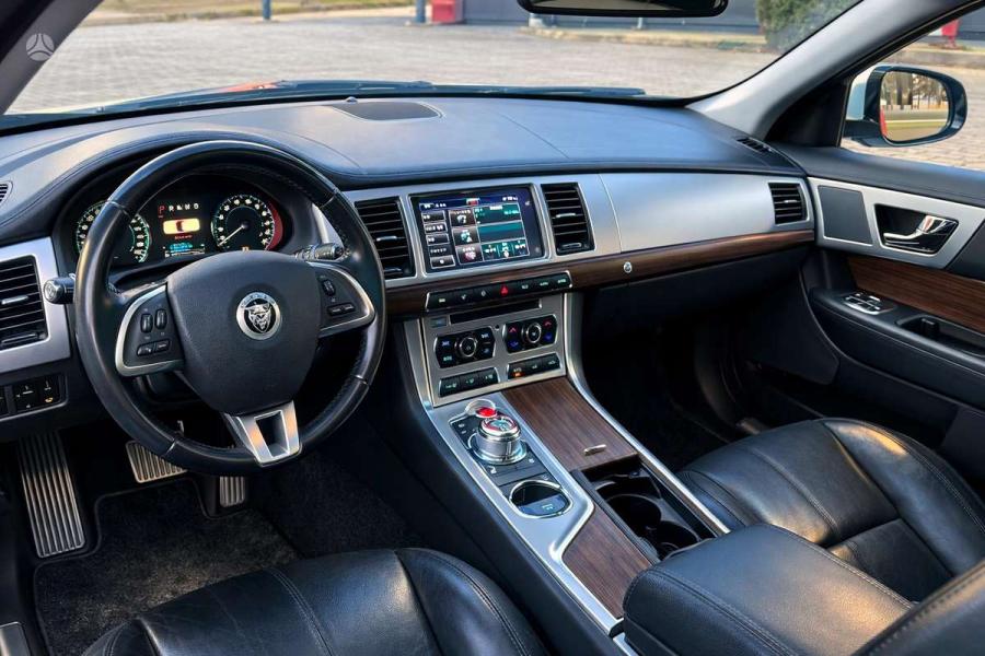 White Jaguar XF 2012 in Vilnius, with an engine capacity of 2.18 L and mileage of 270 thousand km for 8250 €, photo 15 on AUTOMOTO.COM.LV