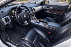 White Jaguar XF 2012 in Vilnius, with an engine capacity of 2.18 L and mileage of 270 thousand km for 8250 €, photo 16 on AUTOMOTO.COM.LV