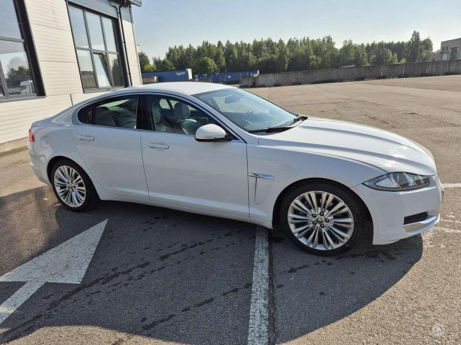 White Jaguar XF 2012 in Panevezys, with an engine capacity of 2.18 L and mileage of 186 thousand km for 5900 €, photo 4 on AUTOMOTO.COM.LV