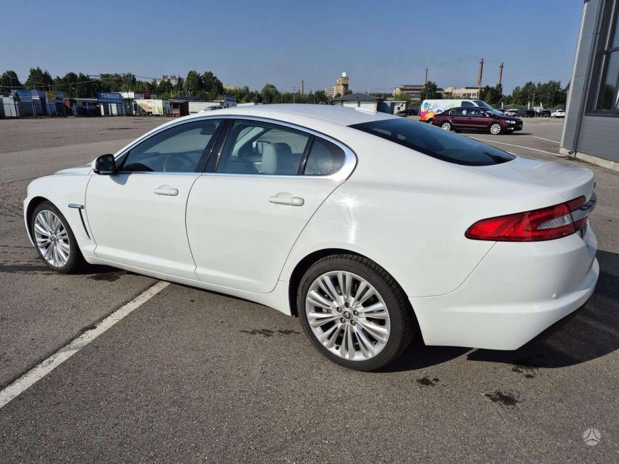White Jaguar XF 2012 in Panevezys, with an engine capacity of 2.18 L and mileage of 186 thousand km for 5900 €, photo 5 on AUTOMOTO.COM.LV