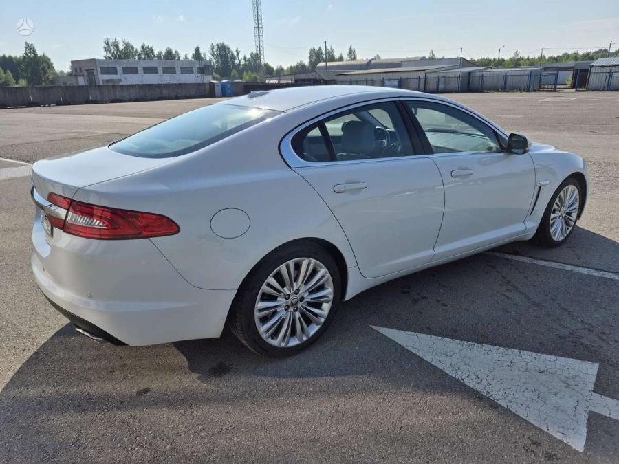 White Jaguar XF 2012 in Panevezys, with an engine capacity of 2.18 L and mileage of 186 thousand km for 5900 €, photo 6 on AUTOMOTO.COM.LV