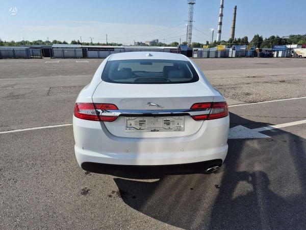 White Jaguar XF 2012 in Panevezys, with an engine capacity of 2.18 L and mileage of 186 thousand km for 5900 €, photo 6 on AUTOMOTO.COM.LV
