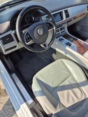 White Jaguar XF 2012 in Panevezys, with an engine capacity of 2.18 L and mileage of 186 thousand km for 5900 €, photo 8 on AUTOMOTO.COM.LV