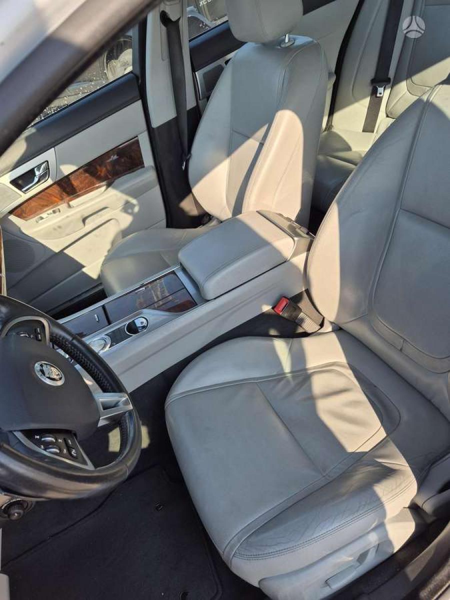 White Jaguar XF 2012 in Panevezys, with an engine capacity of 2.18 L and mileage of 186 thousand km for 5900 €, photo 9 on AUTOMOTO.COM.LV