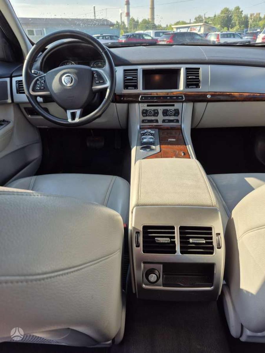 White Jaguar XF 2012 in Panevezys, with an engine capacity of 2.18 L and mileage of 186 thousand km for 5900 €, photo 12 on AUTOMOTO.COM.LV