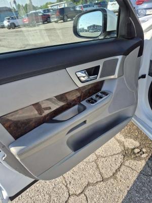 White Jaguar XF 2012 in Panevezys, with an engine capacity of 2.18 L and mileage of 186 thousand km for 5900 €, photo 13 on AUTOMOTO.COM.LV