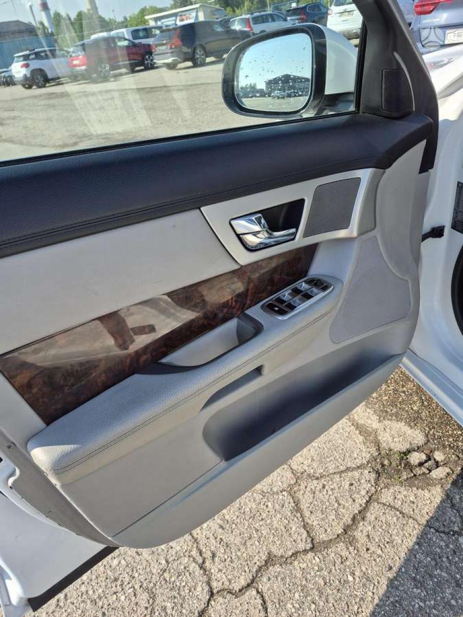 White Jaguar XF 2012 in Panevezys, with an engine capacity of 2.18 L and mileage of 186 thousand km for 5900 €, photo 13 on AUTOMOTO.COM.LV