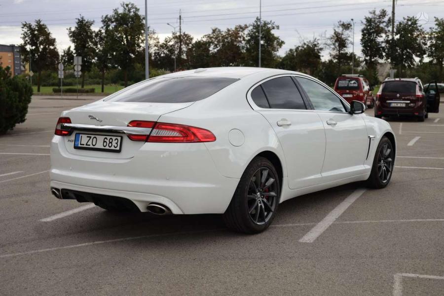 White Jaguar XF 2012 in Vilnius, with an engine capacity of 2.18 L and mileage of 165 thousand km for 7200 €, photo 3 on AUTOMOTO.COM.LV