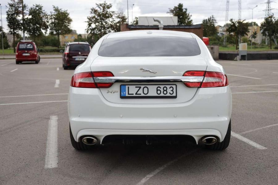 White Jaguar XF 2012 in Vilnius, with an engine capacity of 2.18 L and mileage of 165 thousand km for 7200 €, photo 4 on AUTOMOTO.COM.LV