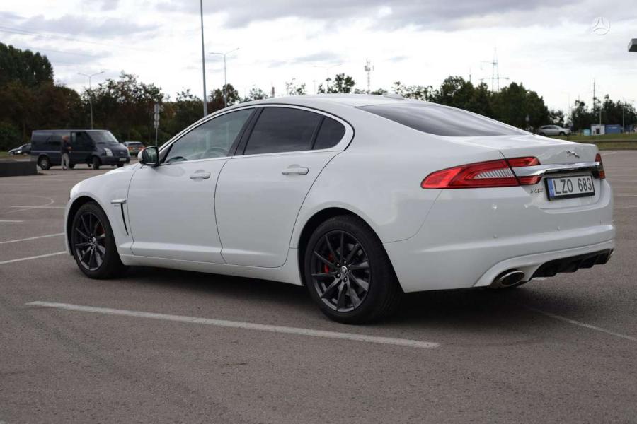 White Jaguar XF 2012 in Vilnius, with an engine capacity of 2.18 L and mileage of 165 thousand km for 7200 €, photo 5 on AUTOMOTO.COM.LV