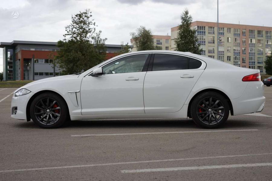 White Jaguar XF 2012 in Vilnius, with an engine capacity of 2.18 L and mileage of 165 thousand km for 7200 €, photo 6 on AUTOMOTO.COM.LV