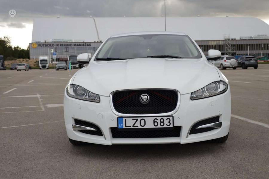 White Jaguar XF 2012 in Vilnius, with an engine capacity of 2.18 L and mileage of 165 thousand km for 7200 €, photo 8 on AUTOMOTO.COM.LV
