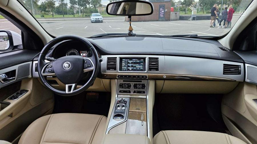 White Jaguar XF 2012 in Vilnius, with an engine capacity of 2.18 L and mileage of 165 thousand km for 7200 €, photo 11 on AUTOMOTO.COM.LV