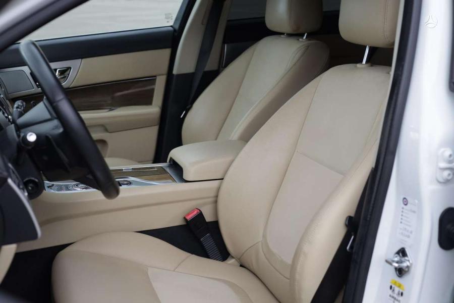 White Jaguar XF 2012 in Vilnius, with an engine capacity of 2.18 L and mileage of 165 thousand km for 7200 €, photo 12 on AUTOMOTO.COM.LV