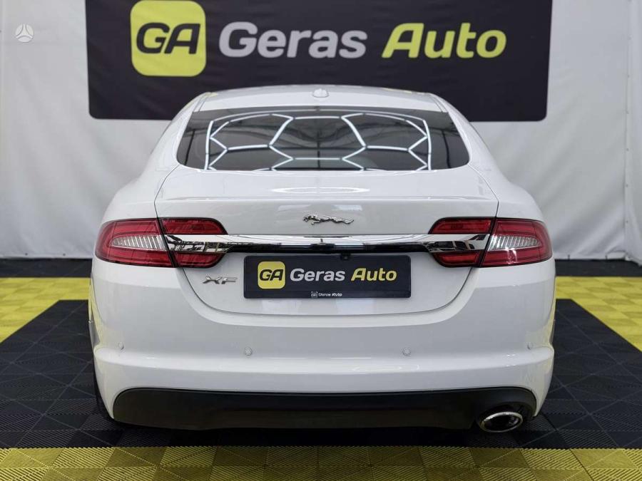 White Jaguar XF 2012 in Vilnius, with an engine capacity of 2.18 L and mileage of 287 thousand km for 7990 €, photo 6 on AUTOMOTO.COM.LV