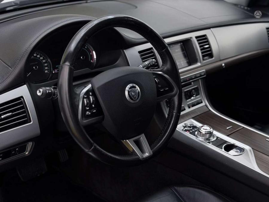 White Jaguar XF 2012 in Vilnius, with an engine capacity of 2.18 L and mileage of 287 thousand km for 7990 €, photo 10 on AUTOMOTO.COM.LV