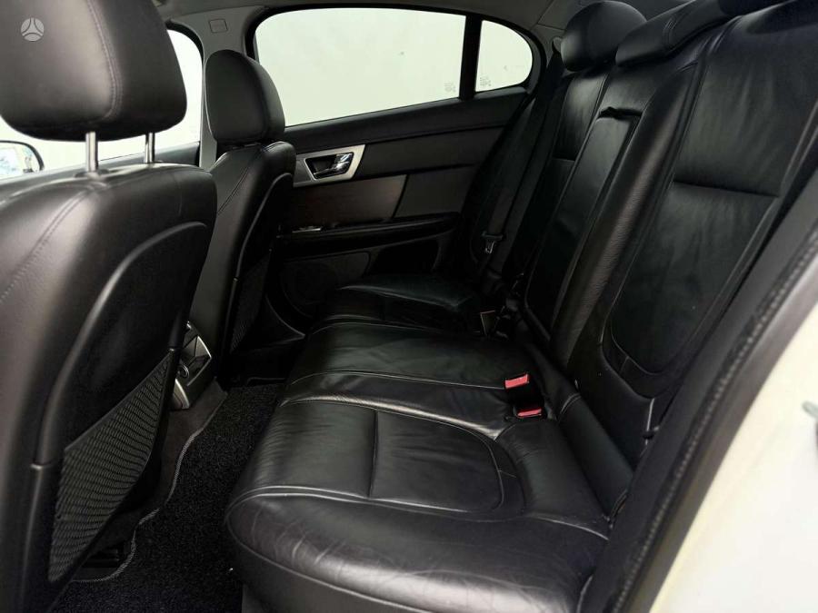 White Jaguar XF 2012 in Vilnius, with an engine capacity of 2.18 L and mileage of 287 thousand km for 7990 €, photo 12 on AUTOMOTO.COM.LV
