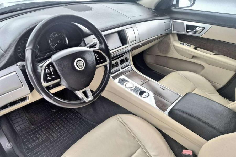 White Jaguar XF 2013 in Siauliai, with an engine capacity of 2.00 L and mileage of 200 thousand km for 8300 €, photo 11 on AUTOMOTO.COM.LV