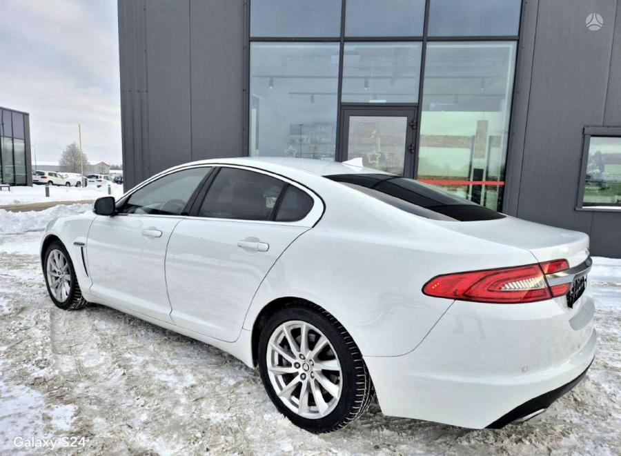 White Jaguar XF 2013 in Siauliai, with an engine capacity of 2.00 L and mileage of 200 thousand km for 8300 €, photo 5 on AUTOMOTO.COM.LV