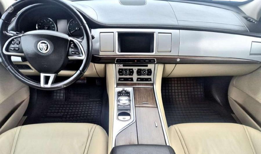 White Jaguar XF 2013 in Siauliai, with an engine capacity of 2.00 L and mileage of 200 thousand km for 8300 €, photo 12 on AUTOMOTO.COM.LV