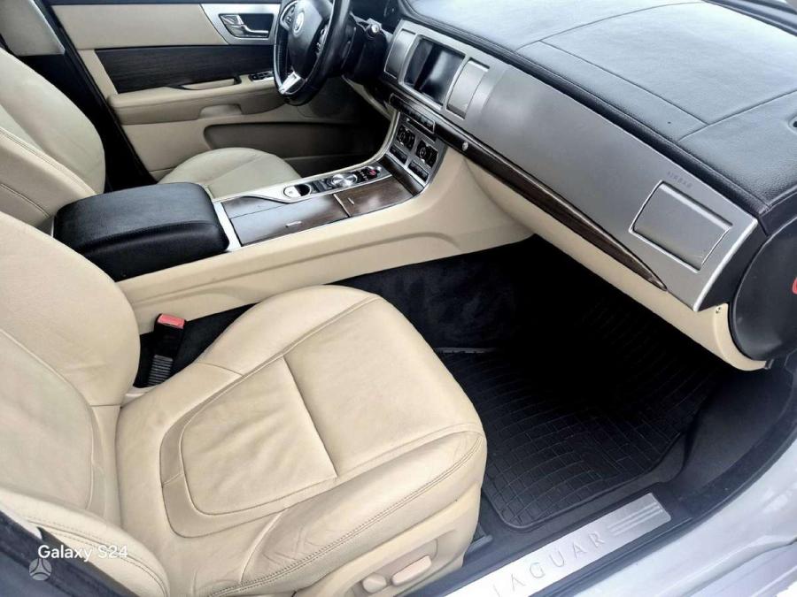 White Jaguar XF 2013 in Siauliai, with an engine capacity of 2.00 L and mileage of 200 thousand km for 8300 €, photo 15 on AUTOMOTO.COM.LV