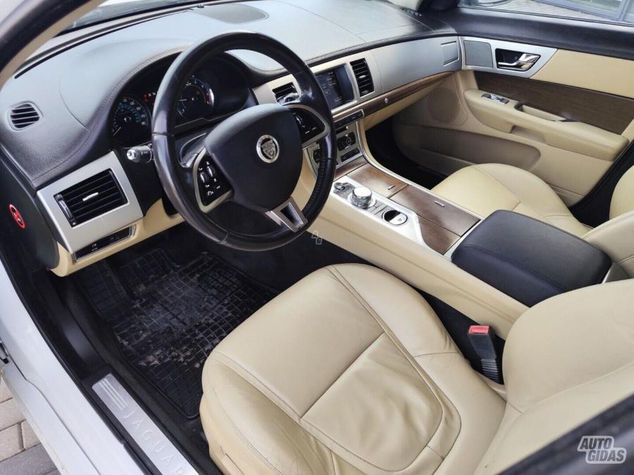 White Jaguar XF 2013 in Siauliai, with an engine capacity of 2.00 L and mileage of 200 thousand km for 7900 €, photo 15 on AUTOMOTO.COM.LV