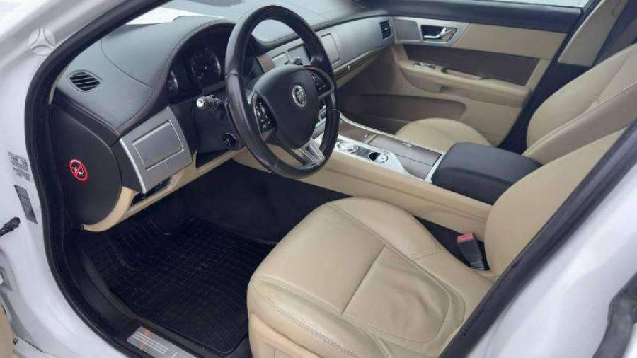 White Jaguar XF 2013 in Siauliai, with an engine capacity of 2.00 L and mileage of 202 thousand km for 4840 €, photo 8 on AUTOMOTO.COM.LV