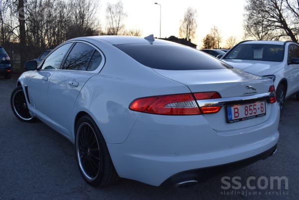 White Jaguar XF 2014 in Kuldiga, with an engine capacity of 3.00 L and mileage of 0 thousand km for 16990 €, photo 3 on AUTOMOTO.COM.LV