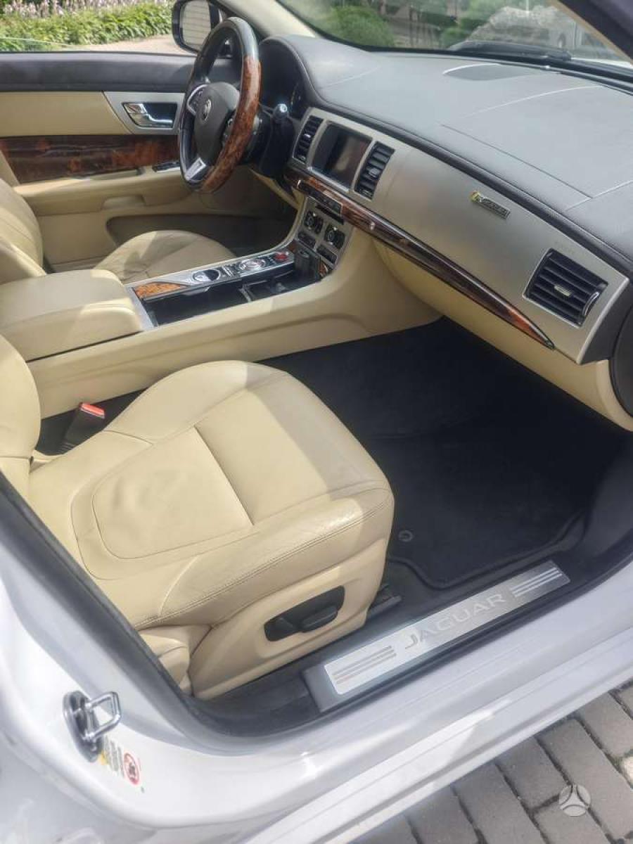 White Jaguar XF 2014 in Vilnius, with an engine capacity of 2.00 L and mileage of 124 thousand km for 7490 €, photo 10 on AUTOMOTO.COM.LV