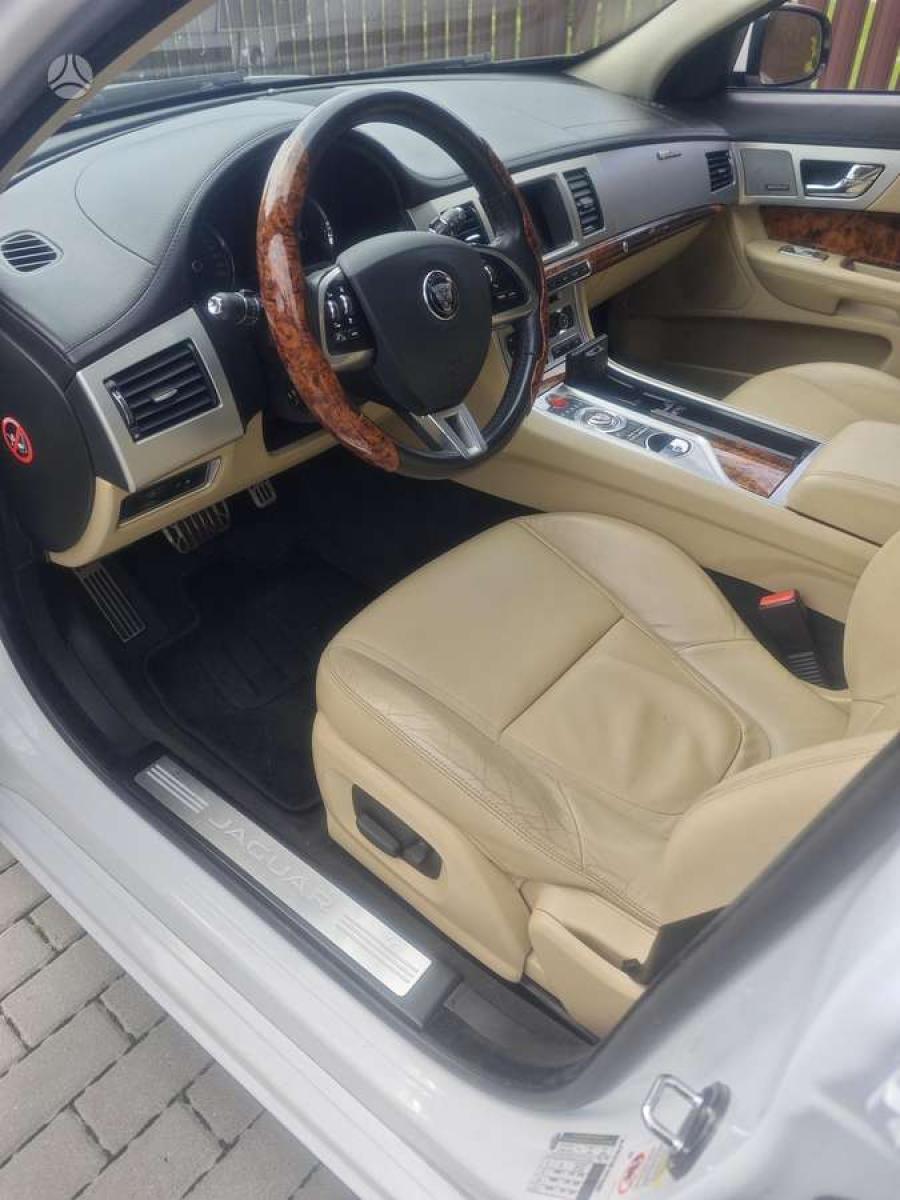 White Jaguar XF 2014 in Vilnius, with an engine capacity of 2.00 L and mileage of 124 thousand km for 7490 €, photo 11 on AUTOMOTO.COM.LV